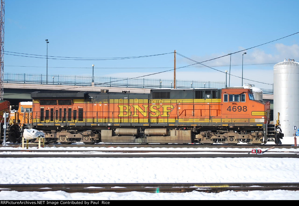 BNSF 4698